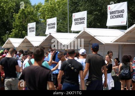 06.07.2018., Kroatien, Split - viele Besucher kommen vor dem Poljud ...
