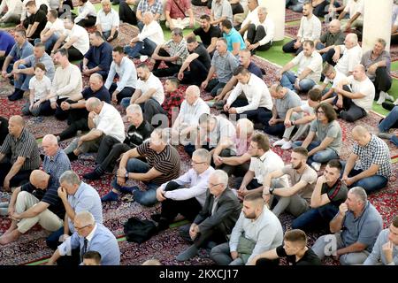 11.08.2019., Zagreb, Kroatien - Moslems beten in einer Moschee während ...