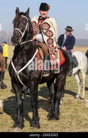 09.02.2020., Kroatien, Siroko Polje - Karnevalsreiten, während das Lied ...