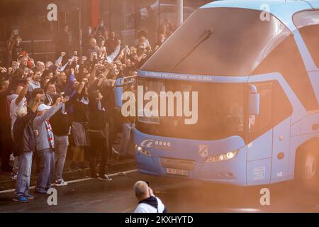 Fans des Fußballvereins Rijeka „Armada“ werden gesehen, wie sie HNK ...