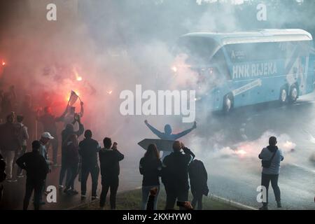 Fans des Fußballvereins Rijeka „Armada“ werden gesehen, wie sie HNK ...