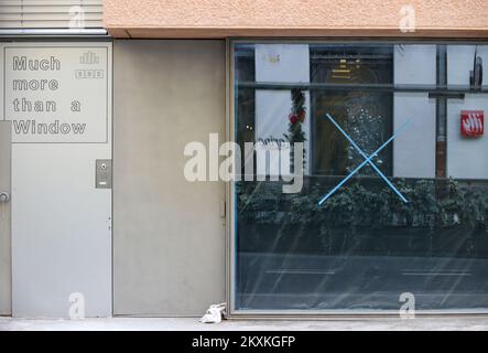 Zum ersten Mal nach einer langen Bauzeit kann man die wirkliche Fassade ...