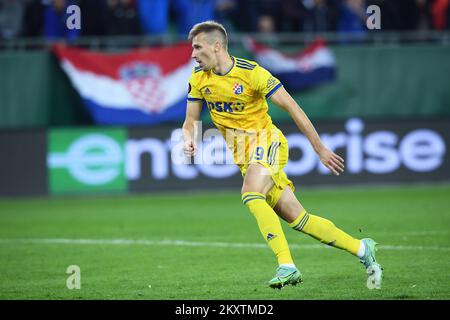 WIEN, ÖSTERREICH - OKTOBER 21: Mislav Orsic von Dinamo Zagreb und Filip ...