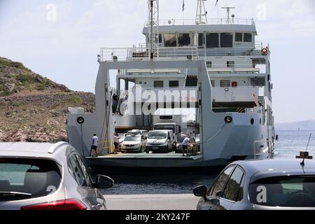 Die Rabska plovidba-Fähre 'Cetiri zvonika' mit Touristen legt am 2 ...