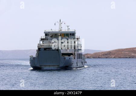 Die Rabska plovidba-Fähre 'Cetiri zvonika' mit Touristen legt am 2 ...