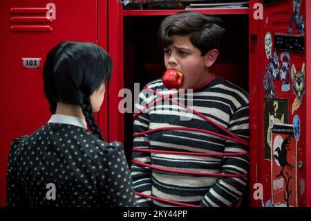 MITTWOCH, von links: Jenna Ortega, Moosa Mostafa, "Ein Mord an Leiden ...