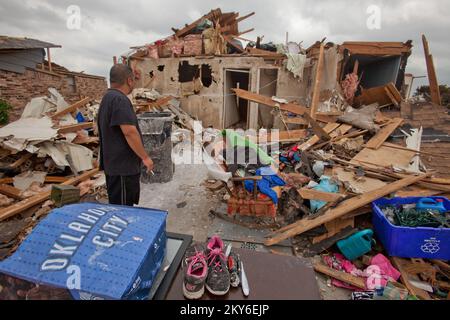 Moore, Okla., 29. Mai 2013 Tornado Survivor, Frances Robinson schaut in ...