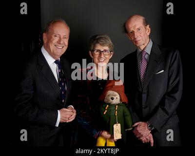 Gyles Brandreth, Karen Jankel (Tochter von Michael Bond) und Paddington ...