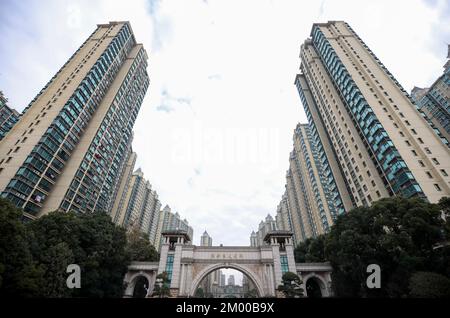 HUAI'AN, CHINA - 3. DEZEMBER 2022 - der Wohnkomplex Evergrande Mingdu ...