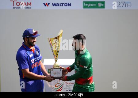 Bangladeshi Captain Liton Kumar das ® und indischer Captain Rohit Sharma (L) enthüllen die ...