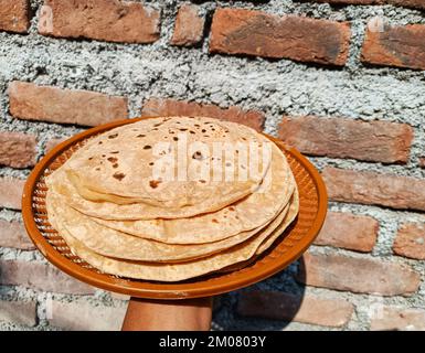 Chapati, auch bekannt als Roti, Rotli, Safati, Shabaati, Phulka, chapo ...