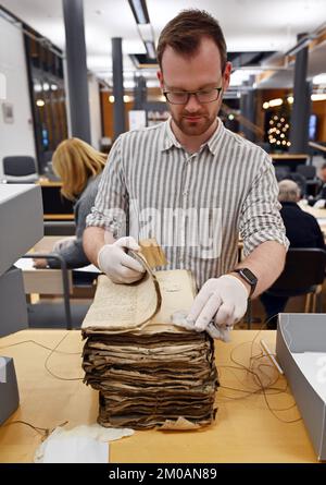 05. Dezember 2022, Thüringen, Mühlhausen: Teilnehmer an einem gemeinsamen Projekt zur Sicherung ...