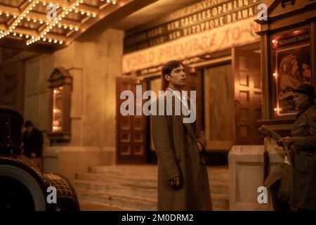 Diego Calva spielt Manny Torres und Brad Pitt spielt Jack Conrad in ...