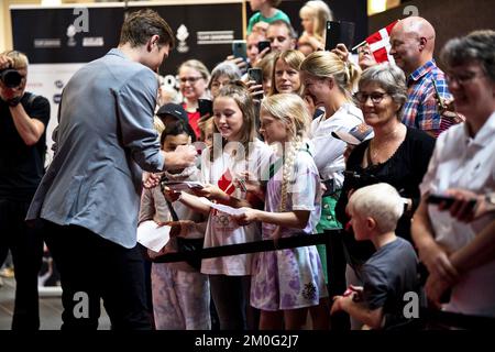 Der Olympiasieger Viktor Axelsen kommt mit seiner Freundin Natalia Koch ...