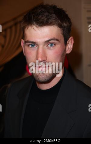 Victor Meutelet besucht die „Emily in Paris“ von Netflix - Staffel 3 ...