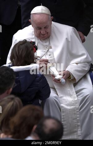 Vatikan, 7. Dezember 2022. Papst Franziskus sitzt im Rollstuhl und ...