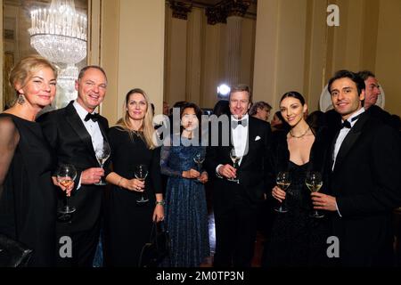 Mailand, Italien 07/12/2022, Kaori Zipse , Oliver Zipse Premiere in La ...
