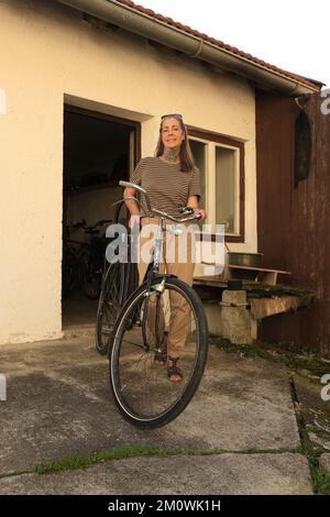 Best Ager Female Model 50 plus mit besserer Fahrradalterung. Frau 50 ...