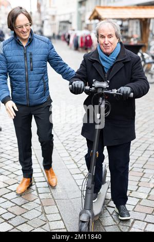 Hameln, Deutschland. 09.. Dezember 2022. Chris de Burgh (l), Sänger und ...