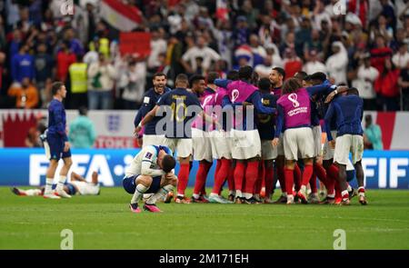 Die französischen Spieler feiern, dass der englische Mason Mount nach ...