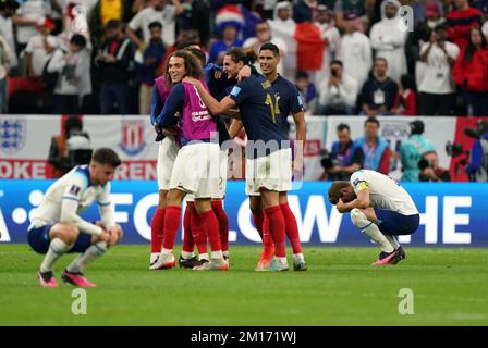 Die französischen Spieler feiern, dass der englische Mason Mount nach ...