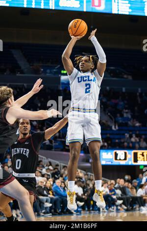 Der UCLA Bruins-Guard Dylan Andrews (2) bringt den Ball in der ersten ...
