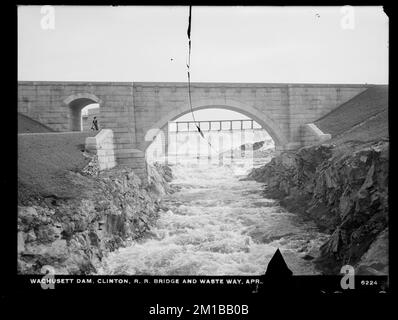 Wachusett-Staudamm, Brücke und Abwasser, Wasser, das den Abfallkanal ...