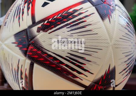 Nahaufnahme des adidas Al Hilm Balls, dem offiziellen Spielball, der im ...