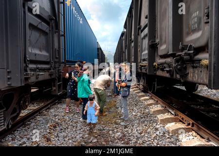 Bahnhof Dong Dang, Vietnam - 14. November 2022: Touristen besuchen den ...