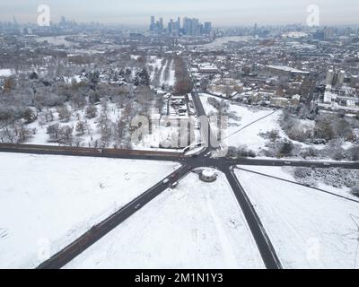 Blackheath Common in Greenwich mit Schnee bedeckt. Schnee und Eis haben ...