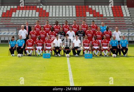 (Obere Reihe L-R): Mons' Delegierter Andre Descamps, Mons' Nicolas ...