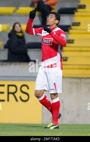 20131201 – LIER, BELGIEN: Standard's Igor de Camargo schießt ein Tor ...