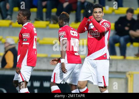 20131201 – LIER, BELGIEN: Standard's Igor de Camargo schießt ein Tor ...