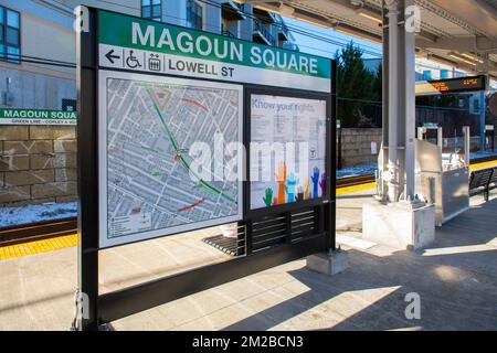 Schild und Karte der MBTA Green Line Gilman Square Station in ...