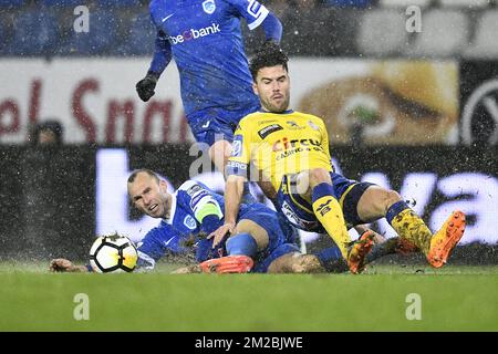 Genks Thomas Buffel und Waasland-Beverens David Addy kämpfen um den ...