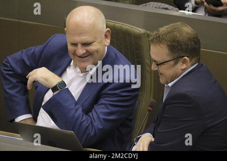 Jos Lantmeeters von N-VA und Paul Van Miert von N-VA wurden auf einer Plenartagung des ...