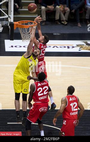 Marko Jagodic Kuridza von Oostende und Ismael Bako von Antwerpen ...