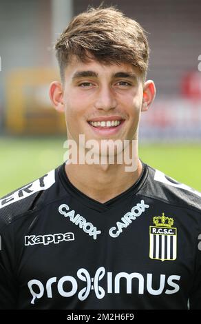 Maxime Busi von Charleroi posiert als Fotograf beim Fotoshooting der ...