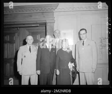 Edith Nourse Rogers mit Arsenal-Männern, Armories, Ordnanzindustrie ...