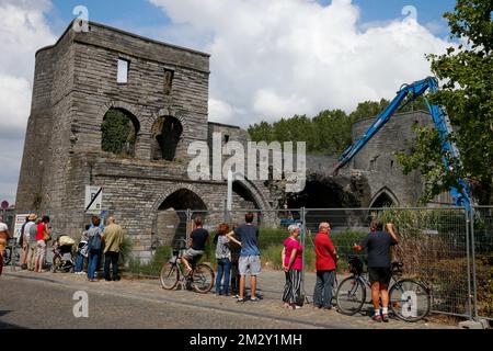 Abbildung zeigt den Abriss der Brücke „Pont des Trous de Tournai“ in ...