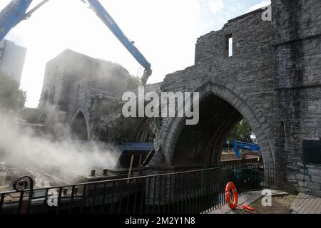 Abbildung zeigt den Abriss der Brücke „Pont des Trous de Tournai“ in ...