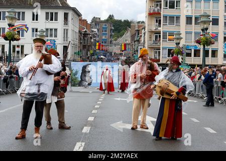 Abbildung zeigt die Prozession „Les Septennales“ im Stadtzentrum von ...