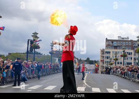 Abbildung zeigt die Prozession „Les Septennales“ im Stadtzentrum von ...