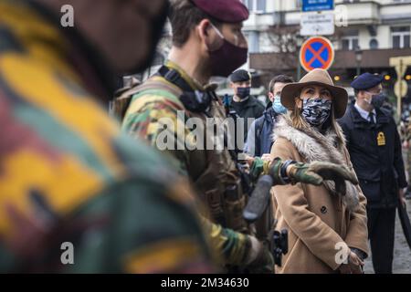 Verteidigungsminister Ludivine Dedonder (C) trifft Angehörige des Militärs während eines Besuchs ...
