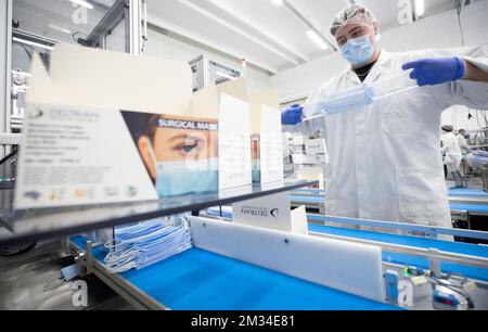 Abbildung zeigt Arbeiter mit Masken, die in marge aufgenommen wurden ...