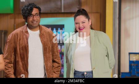 SNACK VS. CHEF, von links: Richter Helen Park, Gastgeber Hari Kondabolu ...