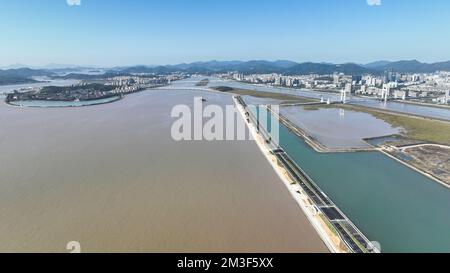 ZHOUSHAN, CHINA - 15. DEZEMBER 2022 - die Chashan-Brücke, die die Insel ...