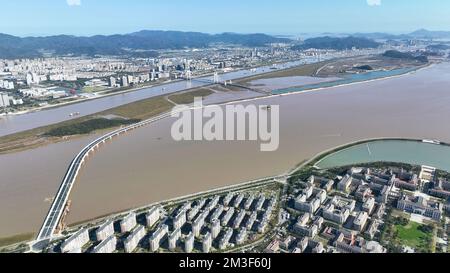 ZHOUSHAN, CHINA - 15. DEZEMBER 2022 - die Chashan-Brücke, die die Insel ...