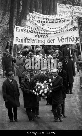Die Ehrung der Toten durch das Nazi-Regime am Karfreitag 1945, hier in ...