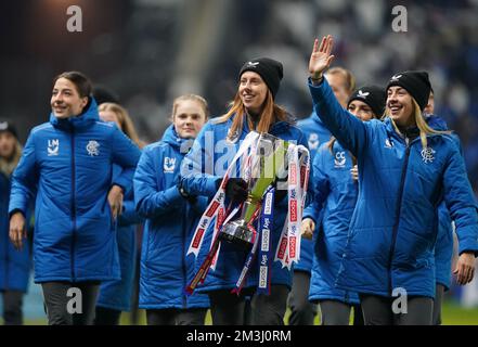 Rangers Kathryn Hill für Damen trägt die Trophäe des Sky Sports Cup ...